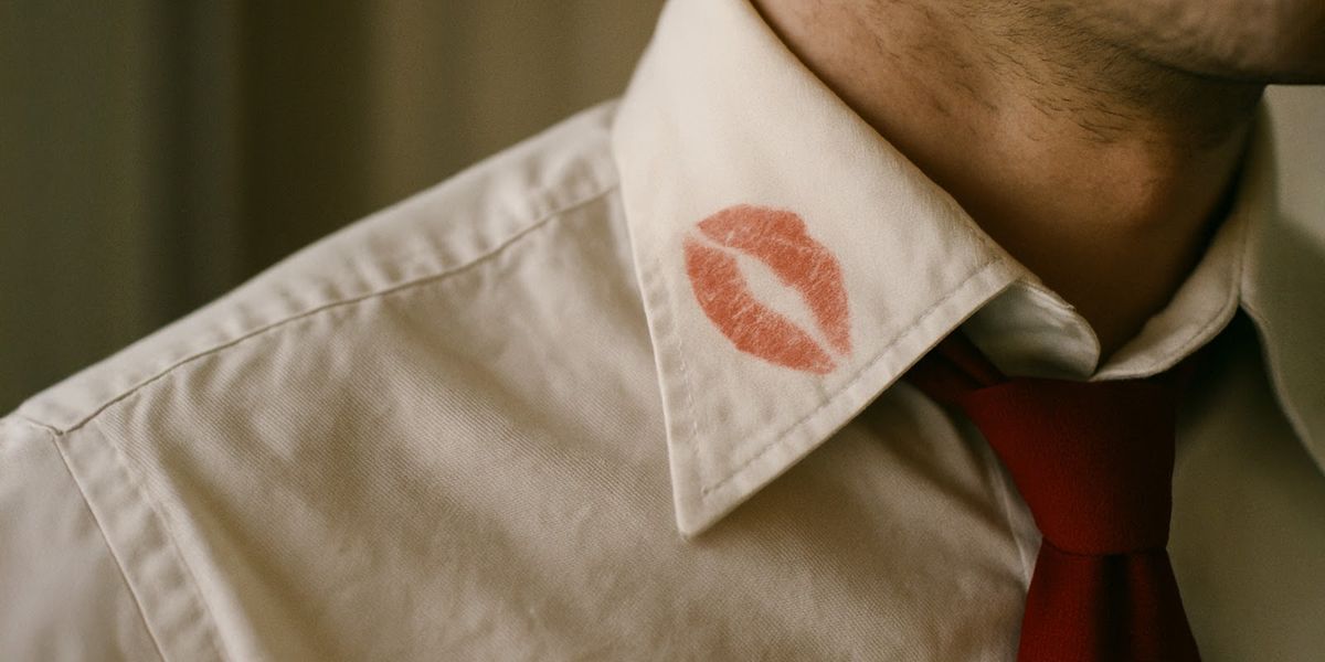 Mein Mann fing an, länger auf der Arbeit zu bleiben und mit dem Duft einer Frau nach Hause zu ...